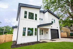 Spacious Modern Getaway-Basketball Court-Sleeps 12 Reviews, Deals ...