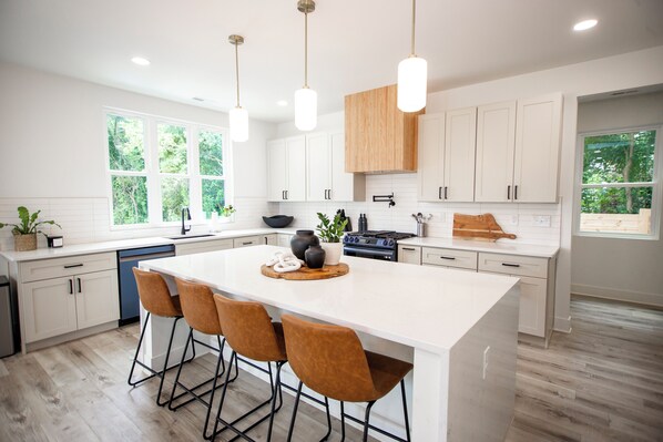 Spacious Modern Getaway-Basketball Court-Sleeps 12 Reviews, Deals ...