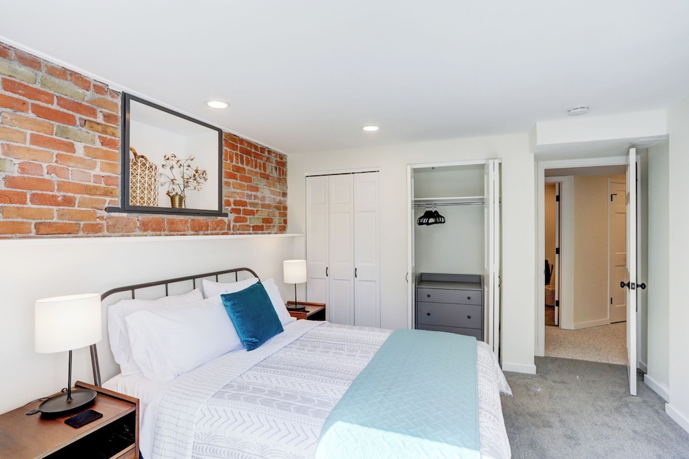 Gorgeous 2-bedroom + Dedicated Office in Downtown Boulder Walk to ...