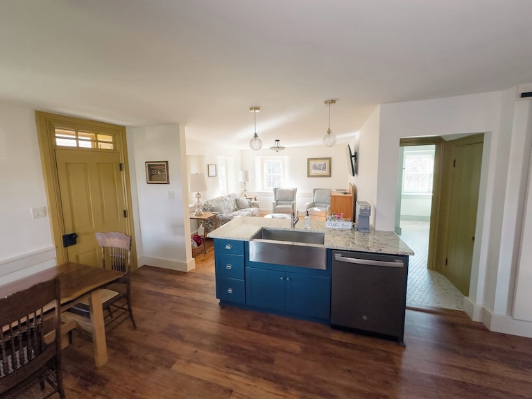 Restored Historic 3-bedroom Stone Farmhouse North Of The Quaint Town Of Denver - 덴버