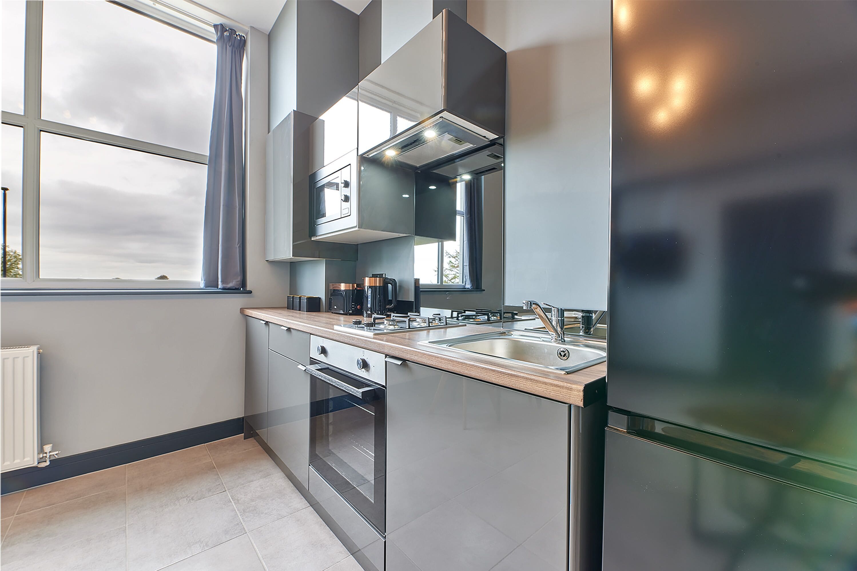 Apartamento Clássico | Cozinha privada | Um frigorífico/congelador grande, um micro-ondas, um forno 