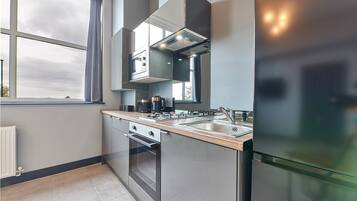 Apartamento Clássico | Cozinha privada | Um frigorífico/congelador grande, um micro-ondas, um forno