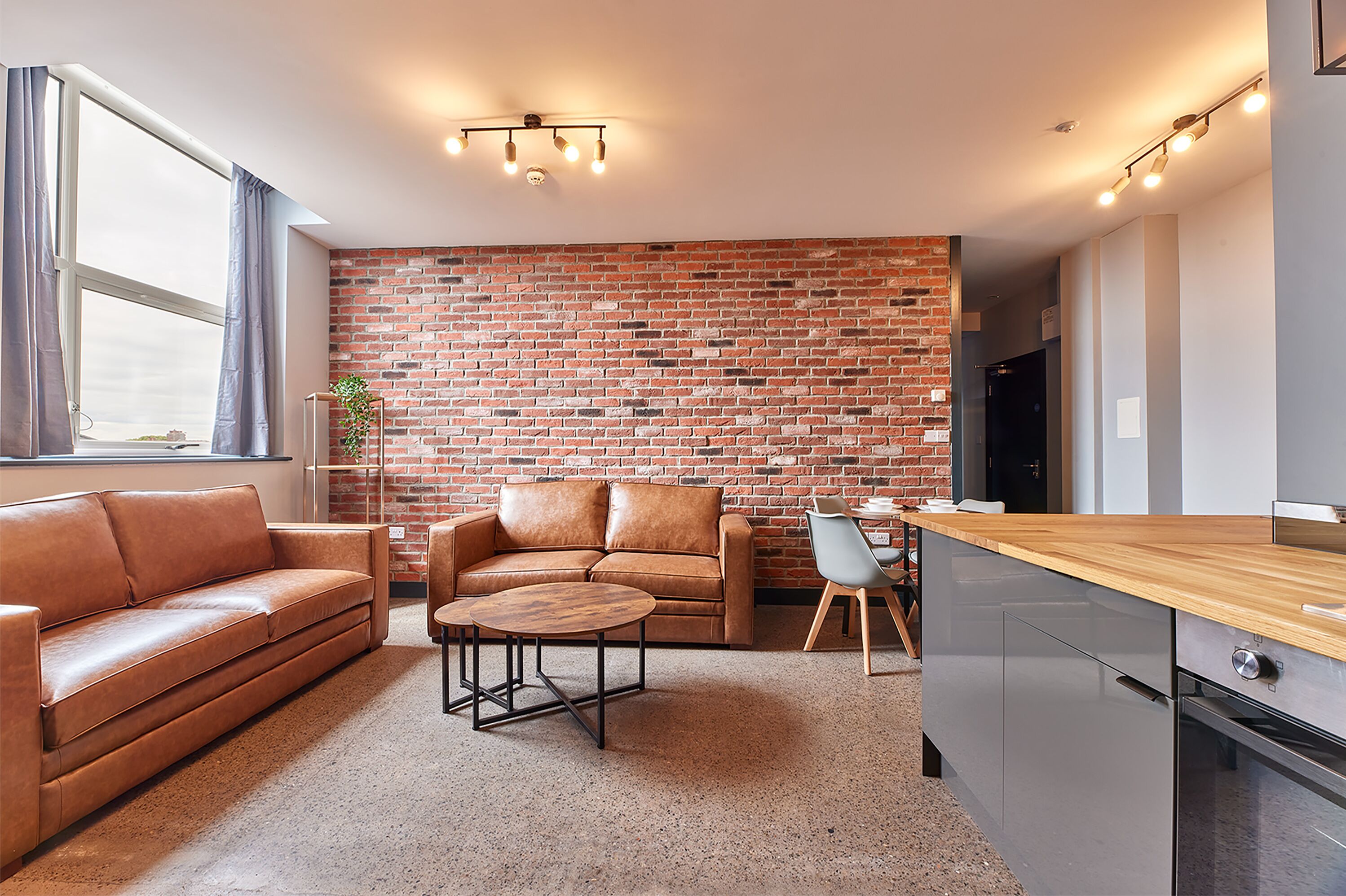 Apartamento clássico | Escrivaninha, espaço de trabalho para notebook, cortinas blackout