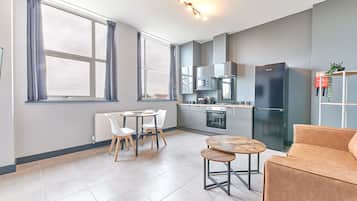 Apartamento clássico | Escrivaninha, espaço de trabalho para notebook, cortinas blackout