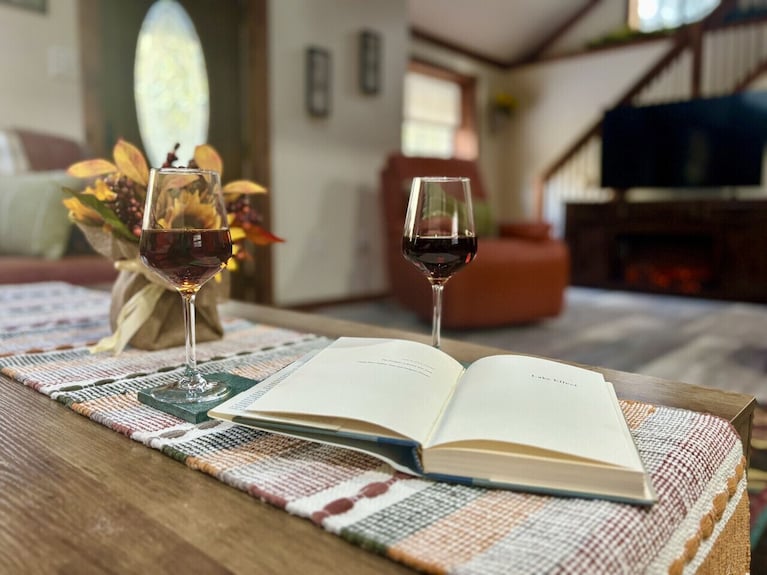 Yough Lake Streamside Stylish Cottage W/ Hot Tub, Pavilion, Firepit 2 Bdr 2 Bath - Youghiogheny River Lake, PA