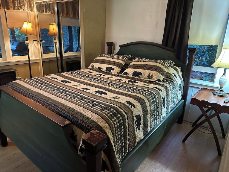 Charming Log Home On Acreage Bordering Golf Course - 포트 알버니