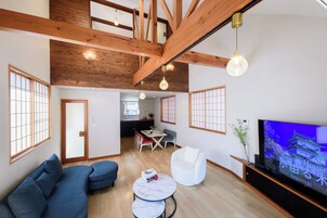 Casa geminada básica, sacada | Sala de estar | TV de tela plana, console de videogame