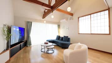 Casa de Férias Básica, varanda | Sala | TV de ecrã plano, consola de videojogos