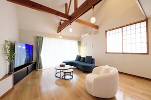 Casa geminada básica, sacada | Sala de estar | TV de tela plana, console de videogame