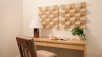 Apartamento executivo, 2 quartos, sacada | Escrivaninha, espaço de trabalho para notebook, Wi-Fi de cortesia