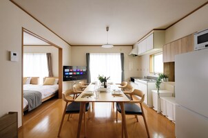 Apartamento standard, sacada, vista para a cidade | Opções para refeição no quarto