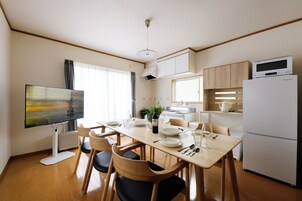 Apartamento standard, sacada, vista para a cidade | Opções para refeição no quarto