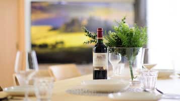 Apartamento standard, sacada, vista para a cidade | Opções para refeição no quarto