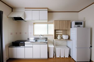 Apartamento standard, sacada, vista para a cidade | Cozinha privada | Geladeira, micro-ondas, cooktop, chaleira elétrica