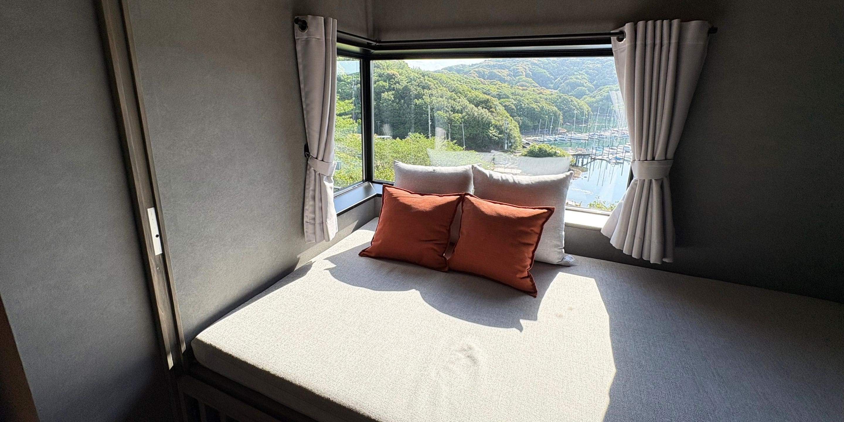 Quarto premium, varanda coberta, vista para o oceano | Wi-Fi de cortesia, roupa de cama