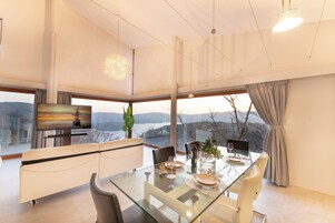 Vila panorâmica, sacada, vista para o lago | Opções para refeição no quarto