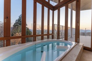 Vila panorâmica, sacada, vista para o lago | Banheiro | Banheira de imersão, produtos de toalete biodegradáveis