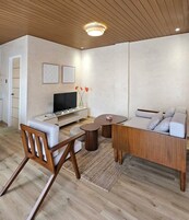 Quarto família, vista para a piscina | Área de estar