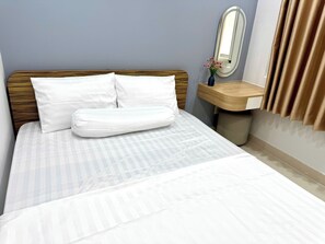 Secretária, secretária adequada para computadores portáteis 