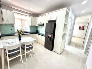 Um frigorífico, um micro-ondas, uma placa de cozinha 