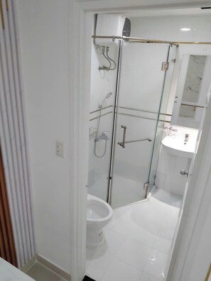 Um secador de cabelo, toalhas fornecidas, sabão, champô 