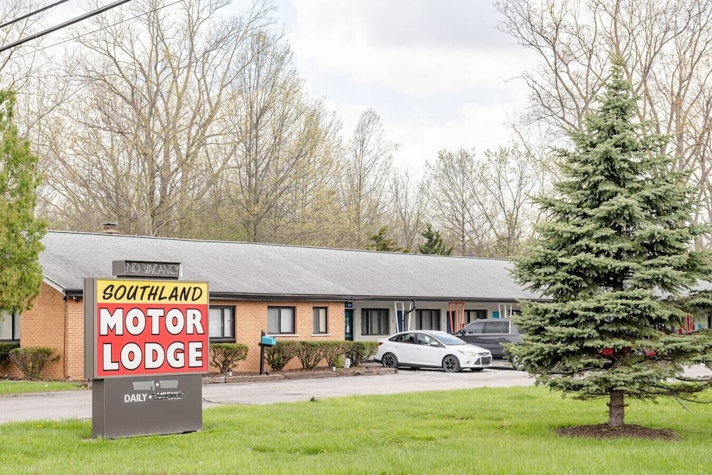 Cozy Browntown Room For 4: Wi-fi & Free Parking - Gibraltar, MI