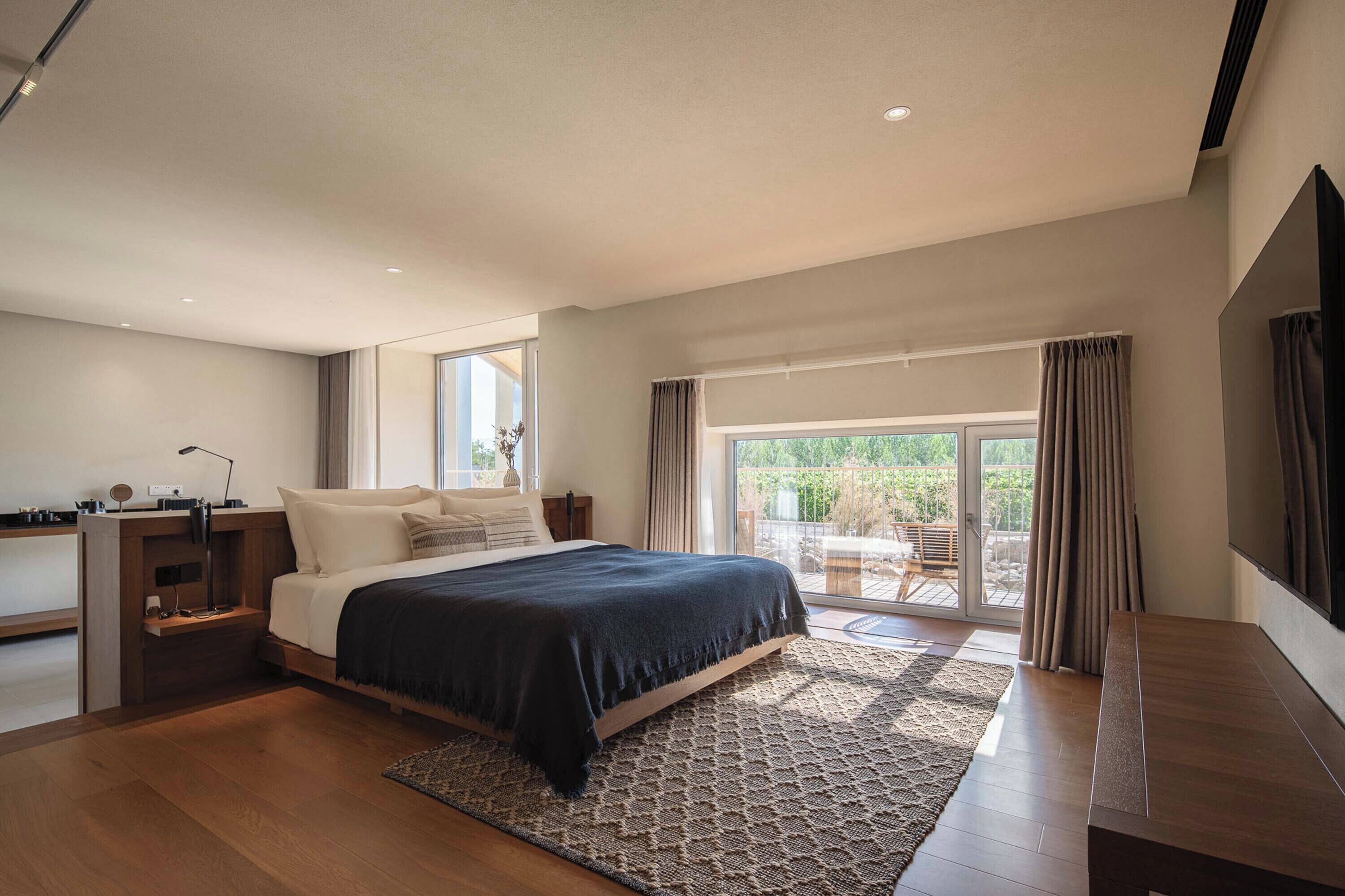 Suíte superluxo, vista para o pátio | Área de estar | TV LCD 70 polegadas com canais a cabo