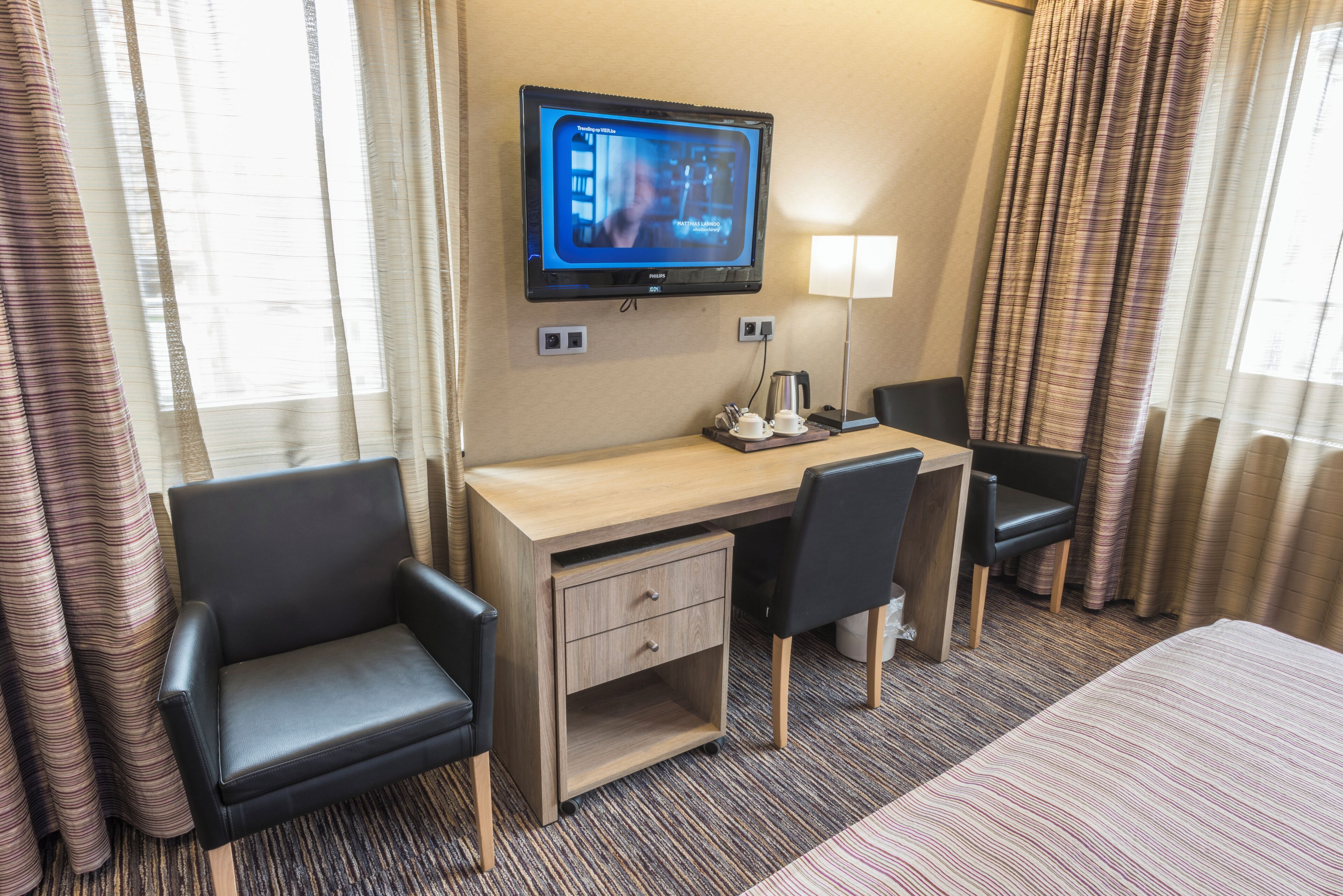 Quarto Duplo Comfort | Sala de estar | Smart TV de 43 de polegadas com canais digitais, Netflix, filmes pagos 