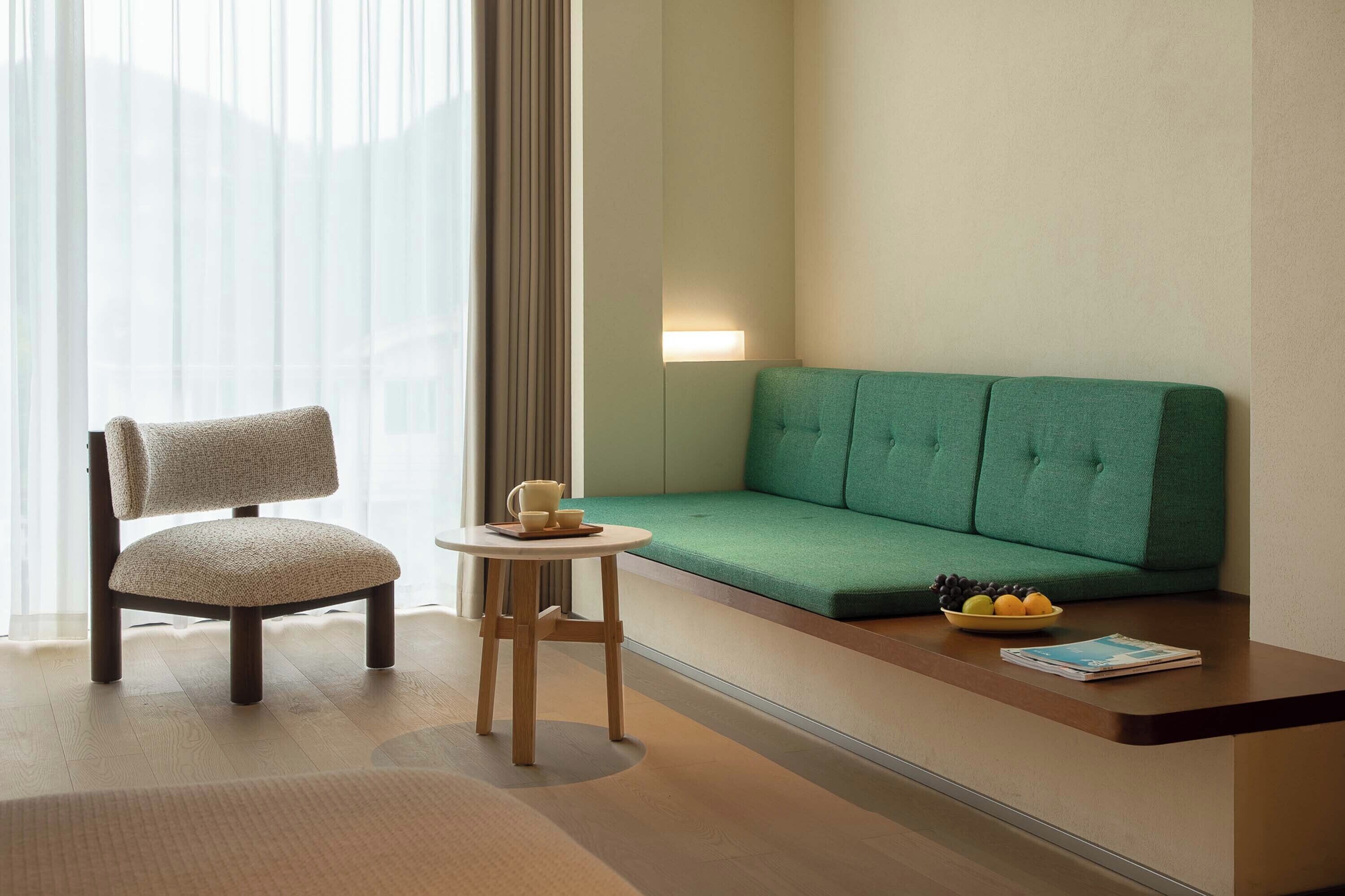 Quarto Twin Standard, Vista para a cidade | Sala | Televisor, piso aquecido 