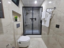 Quarto quádruplo luxo, varanda, vista para a cidade | Banheiro | Chuveiro, secador de cabelo, toalhas de banho, sabonete
