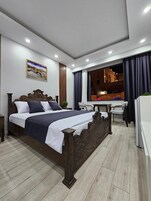 Quarto triplo luxo, varanda, vista para a cidade | Escrivaninha, espaço de trabalho para notebook, Wi-Fi de cortesia