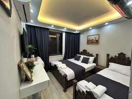 Quarto triplo luxo, varanda | Escrivaninha, espaço de trabalho para notebook, Wi-Fi de cortesia