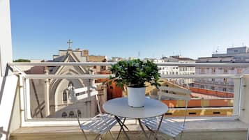 Apartamento luxo, sacada, vista para a cidade (Flavia 27) | Opções para refeição ao ar livre