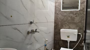 Apartamento luxo, 2 quartos, sacada, vista para a cidade | Banheiro | Chuveiro, toalhas de banho