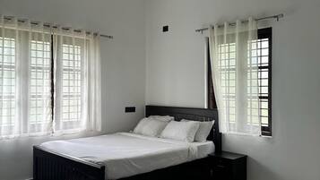 Quarto casal básico, sacada, vista para a praia | Área de estar