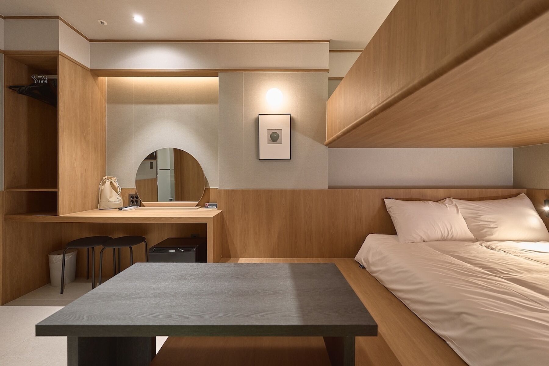 Quarto Quádruplo Deluxe, Vista para a cidade | Secretária adequada para computadores portáteis 