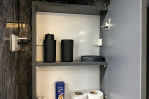 Quarto Quádruplo Premium | Casa de banho | Um polibã, um secador de cabelo, toalhas fornecidas, sabão