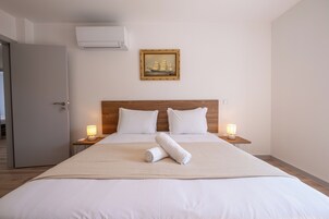 Apartamento Deluxe, 3 quartos, casa de banho privativa, junto à piscina | Ferro/tábua de engomar, Wi-fi grátis