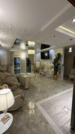 Penthouse de Luxo | Sala de estar | Smart TV de 50 polegadas com canais digitais