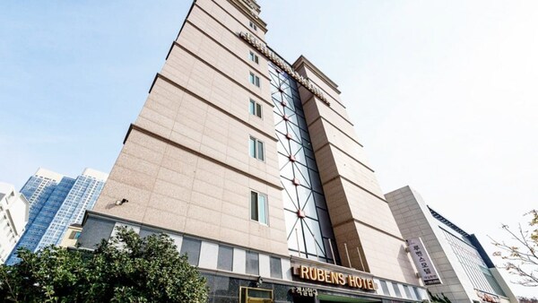 From H Rubens Hotel Mokpo Pyeonghwa Square - Incheon