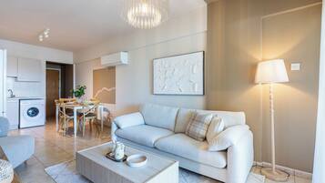 Apartamento, 3 quartos, Vista para a cidade, junto à piscina | Sala | Smart TV de 43 polegadas com canais digitais, Netflix