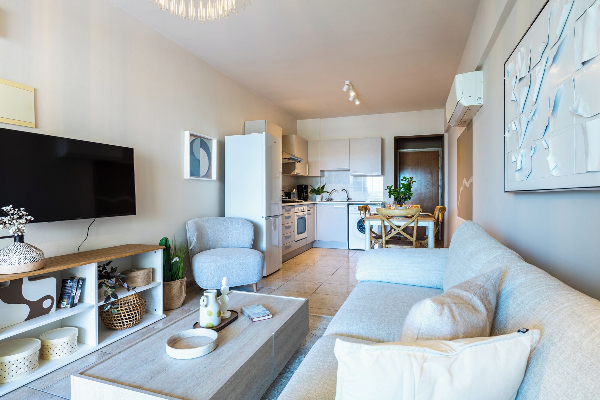 Apartamento, 3 quartos, vista para a cidade, ao lado da piscina | Sala de estar | Smart TV 43 polegadas com canais digitais, Netflix
