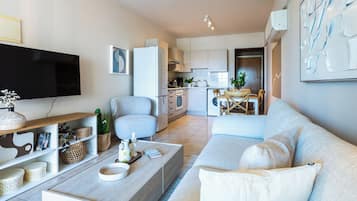 Apartamento, 3 quartos, vista para a cidade, ao lado da piscina | Sala de estar | Smart TV 43 polegadas com canais digitais, Netflix