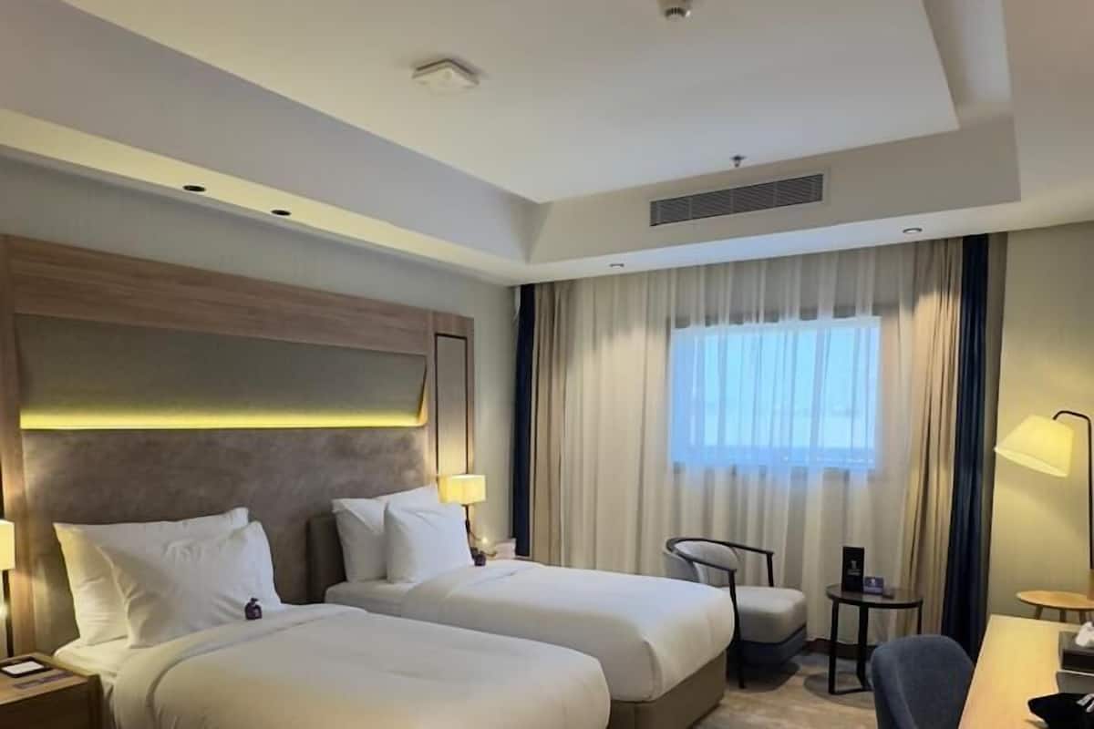 Quarto casal luxo, vista para a cidade | Cofres nos quartos, espaço de trabalho para notebook