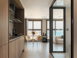 Family Two Room Panorama Ocean | Área de estar | Smart TV 55 polegadas com canais a cabo