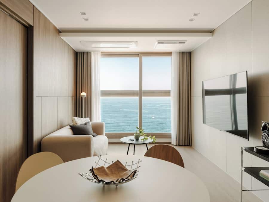 Family Two Room Ocean | Sala de estar | Smart TV de 55 polegadas com canais por cabo