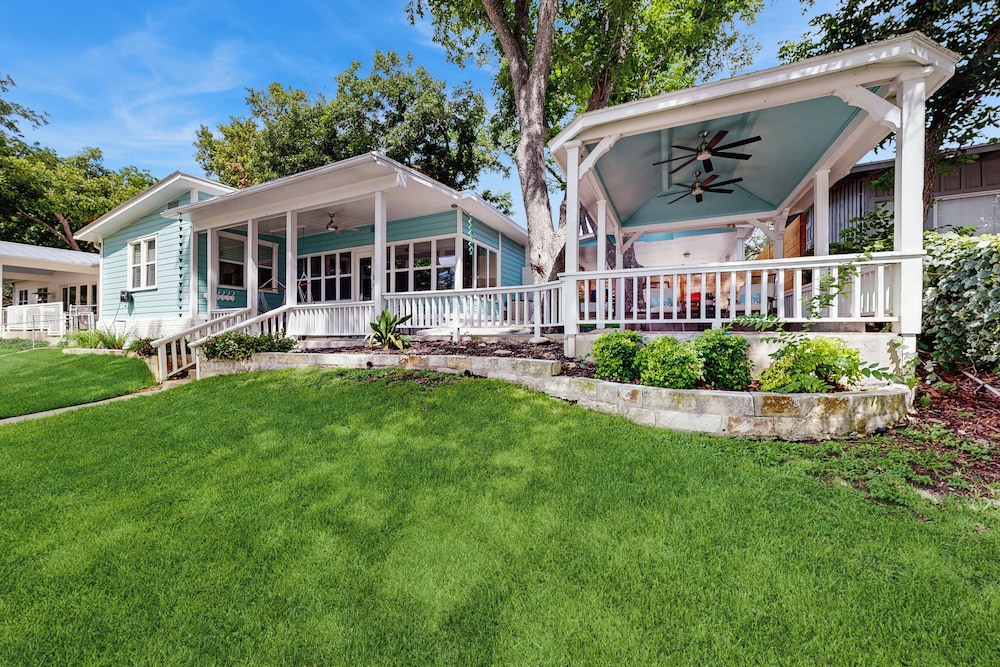 2 Br Lakefront Home W & Dock, Patio & Bbq Grill - New Braunfels, TX