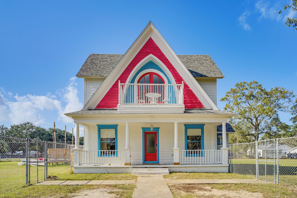 2 Mi To Gator Chateau: Vibrant Home W/ Balcony - Lake Arthur, LA
