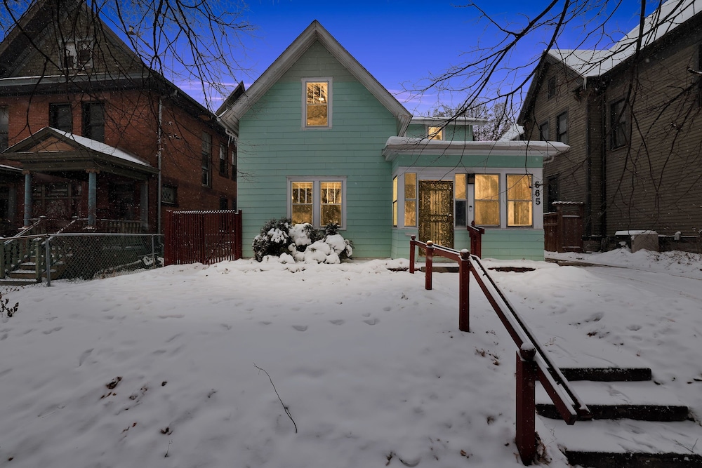 Charming St Paul Getaway 4 Bedroom Home - Woodbury, MN