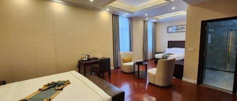 Quarto Familiar, varanda, Vista para a cidade | Cofre no quarto, secretária